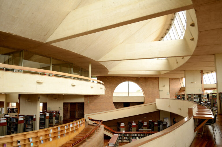 La Teoría de Kenneth Frampton: Una Mirada Profunda al Diseño ...